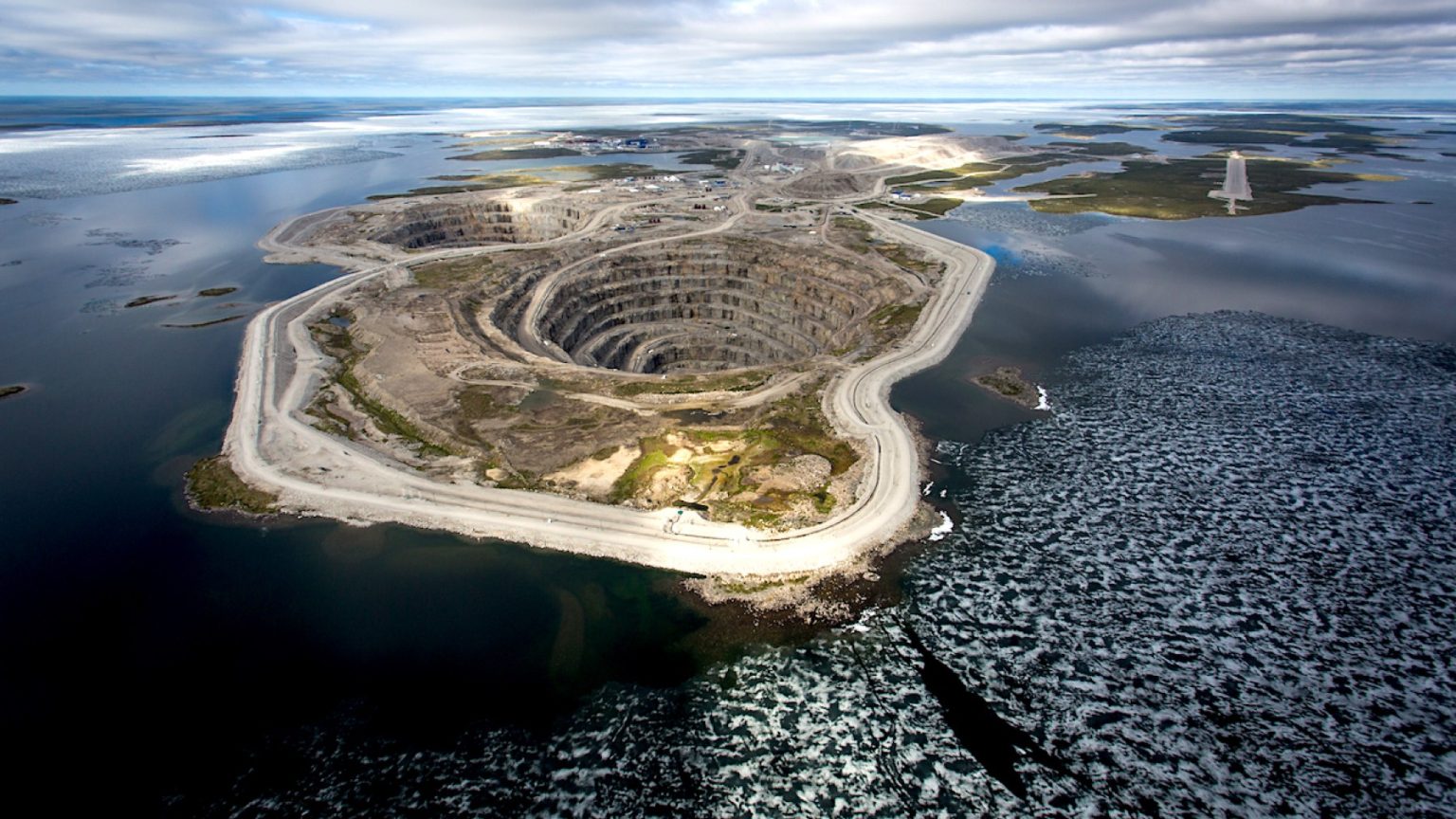 Russia opened an extremely strange mine: It's brilliant, huge and dangerous