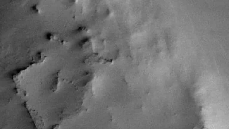 Bizarre, enigmatic square found on Mars ― 1.8-mile-wide and covered by dust