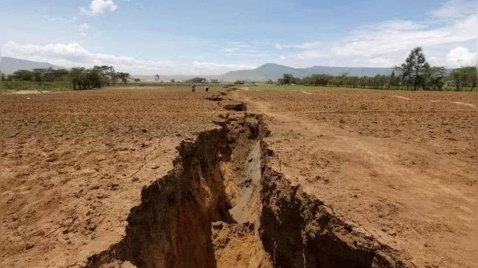 Earth’s sixth ocean forming — Experts spot historic phenomenon on this ...