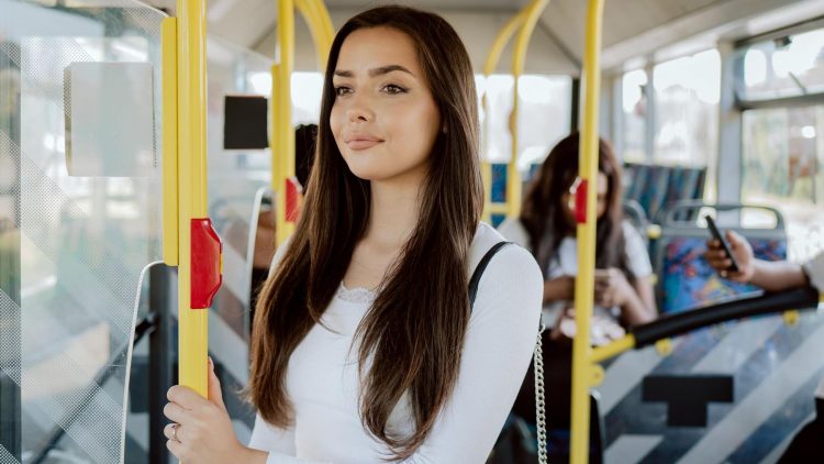 Nueva prohibición en el transporte público: así evitas multas de hasta 200€