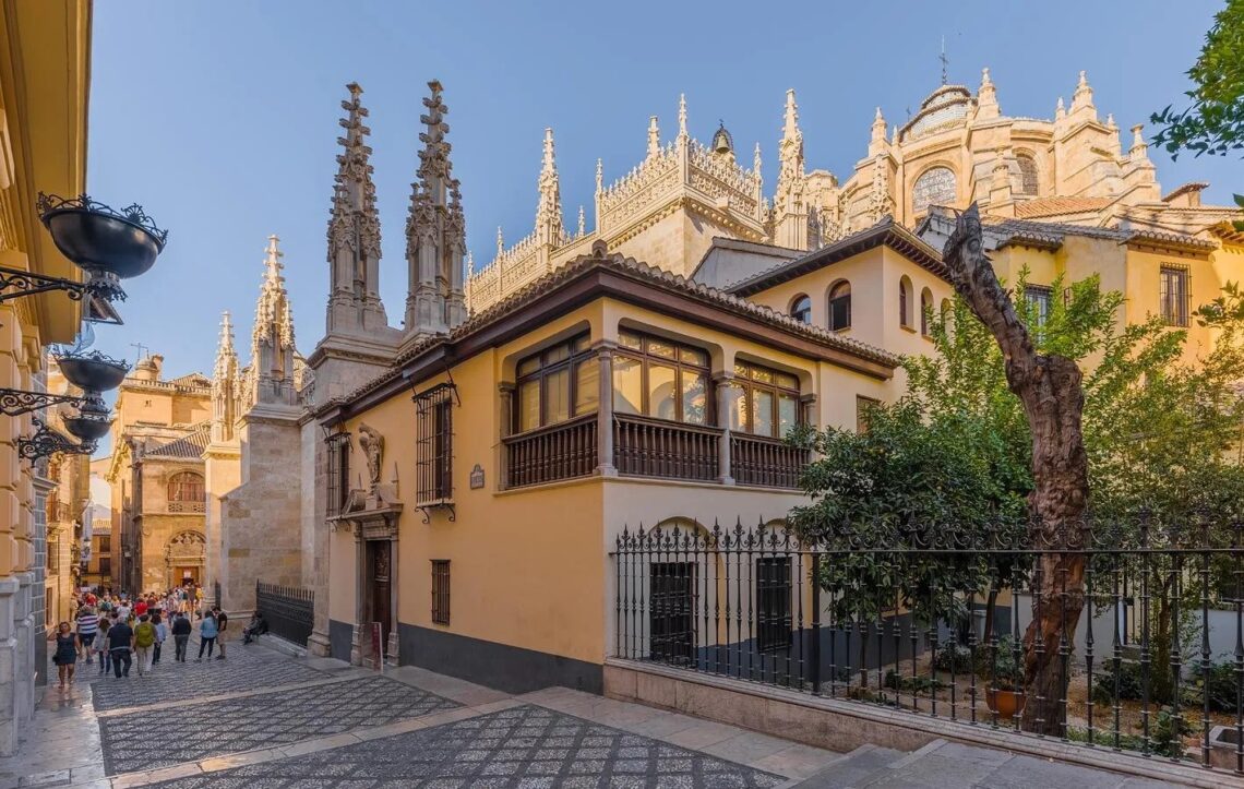 Este es el edificio más bonito de Granada: es la «Abadia de Westminster española» y guardó ...