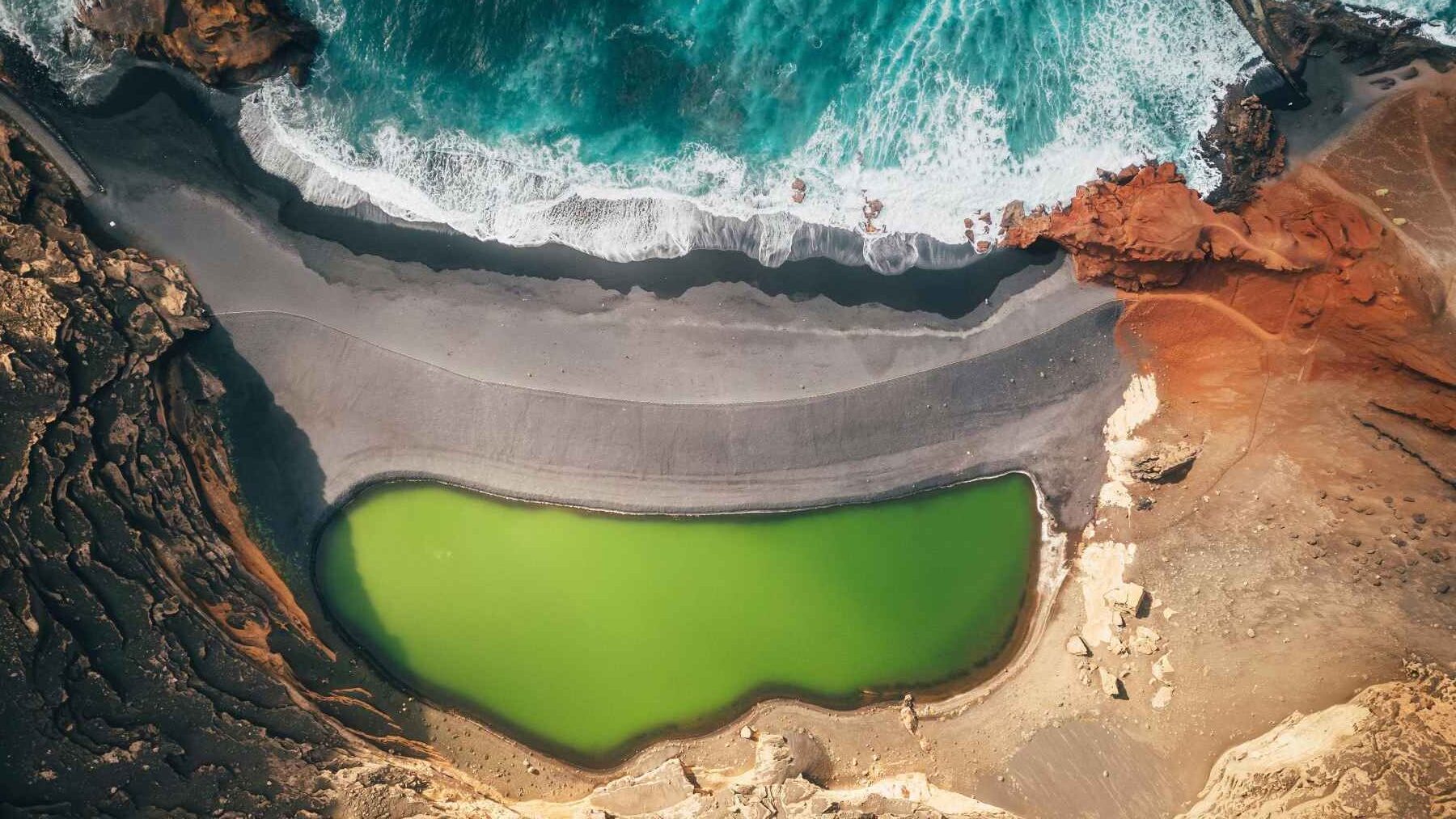 La playa de arena verde que asombra al mundo y está en España: el mejor ...