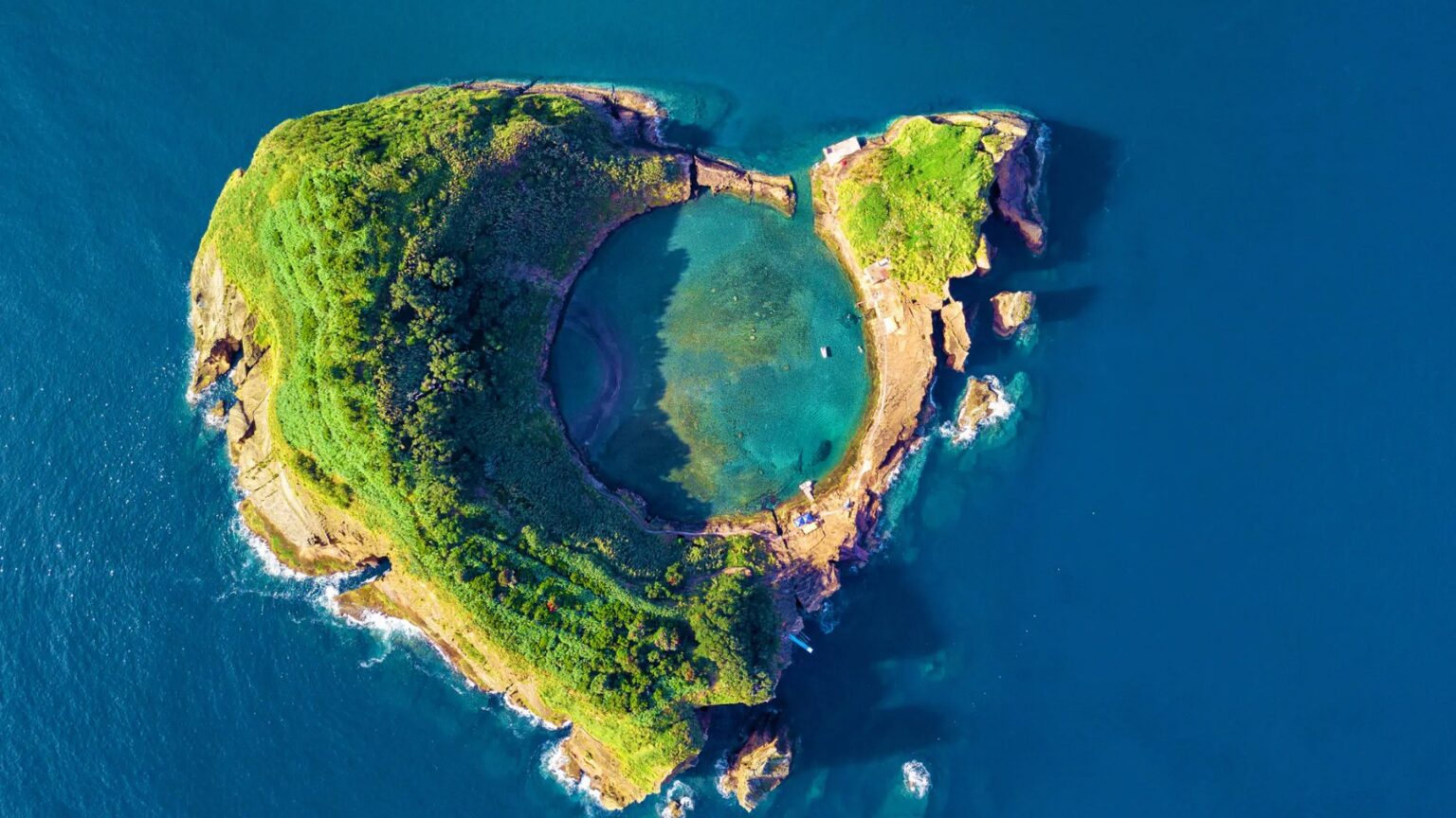 Europa tiene una isla de Hawái y no lo sabías: islas huecas con lagos ...