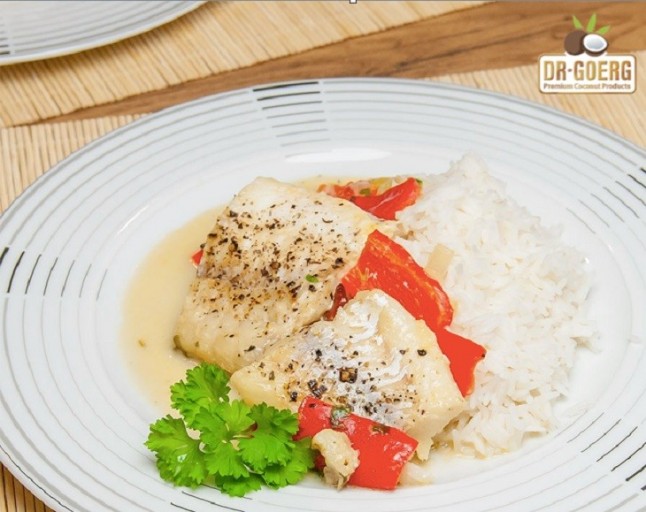 Bacalao con salsa cremosa de coco y pimientos