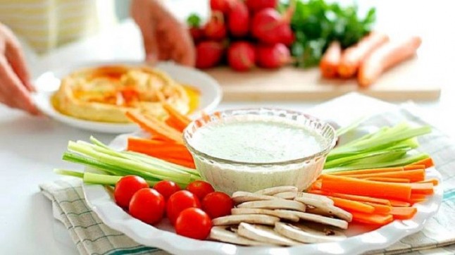 Verduritas crudas con salsa de anacardos