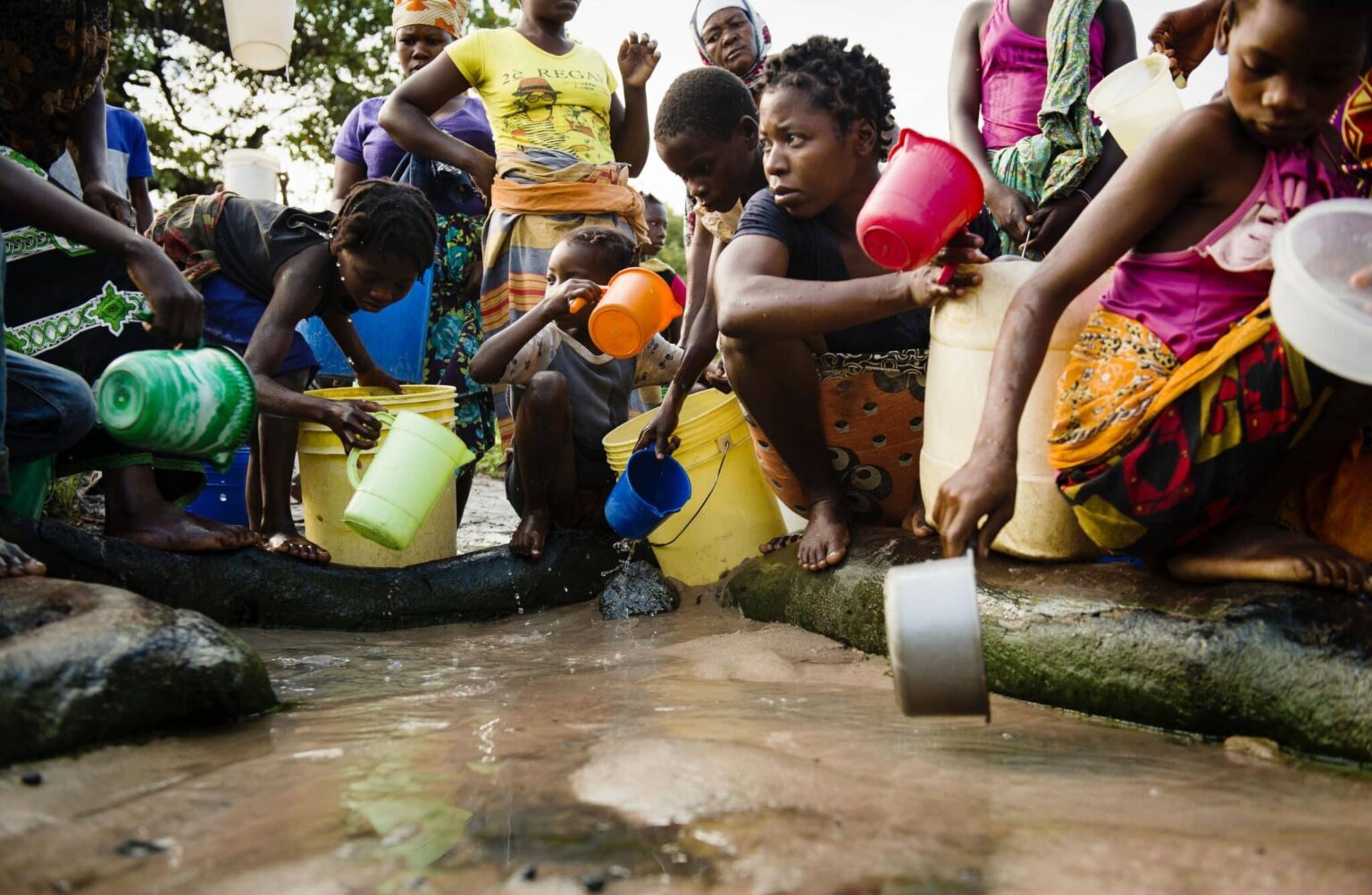 Más de 2000 millones de personas no tienen acceso al agua potable, ni a ...