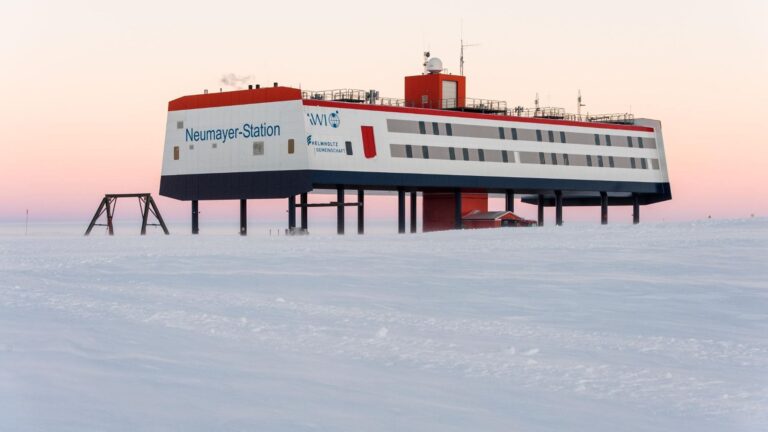 Un iceberg gigante cargado con 7 contenedores llenos de diésel y ...